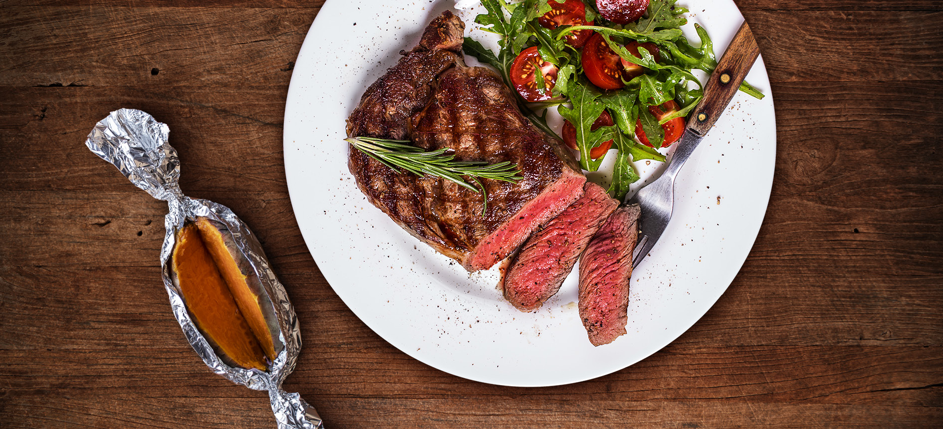 Saftig stek och krämig sötpotatis med Toppits® aluminiumfolie